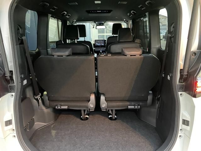 TOYOTA VOXY S-Z 2022 HYBRID PEARL WHITE | CarTheoryBD